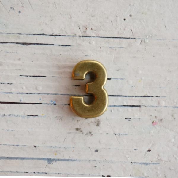 芯糸やリボンが通せるホール付。イニシャル、記念日をお気に入りのキャンドルに簡単に装飾できます。