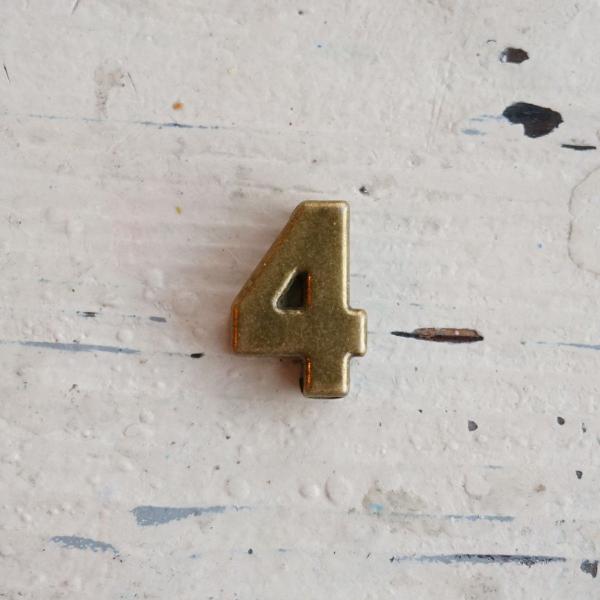 芯糸やリボンが通せるホール付。イニシャル、記念日をお気に入りのキャンドルに簡単に装飾できます。