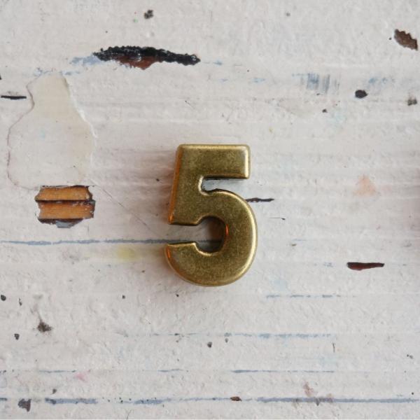 芯糸やリボンが通せるホール付。イニシャル、記念日をお気に入りのキャンドルに簡単に装飾できます。