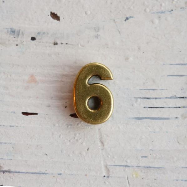 芯糸やリボンが通せるホール付。イニシャル、記念日をお気に入りのキャンドルに簡単に装飾できます。