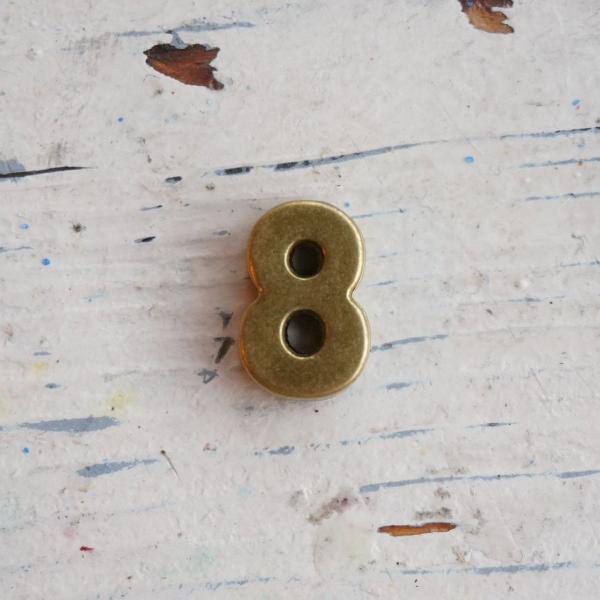 芯糸やリボンが通せるホール付。イニシャル、記念日をお気に入りのキャンドルに簡単に装飾できます。