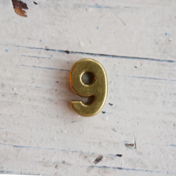 芯糸やリボンが通せるホール付。イニシャル、記念日をお気に入りのキャンドルに簡単に装飾できます。