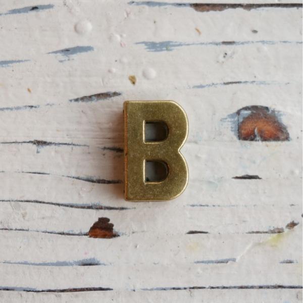 芯糸やリボンが通せるホール付。イニシャル、記念日をお気に入りのキャンドルに簡単に装飾できます。