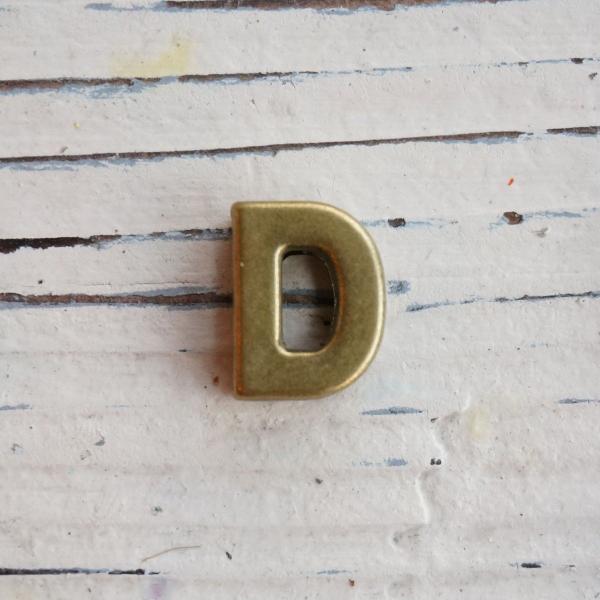 芯糸やリボンが通せるホール付。イニシャル、記念日をお気に入りのキャンドルに簡単に装飾できます。