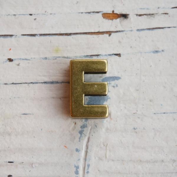 芯糸やリボンが通せるホール付。イニシャル、記念日をお気に入りのキャンドルに簡単に装飾できます。