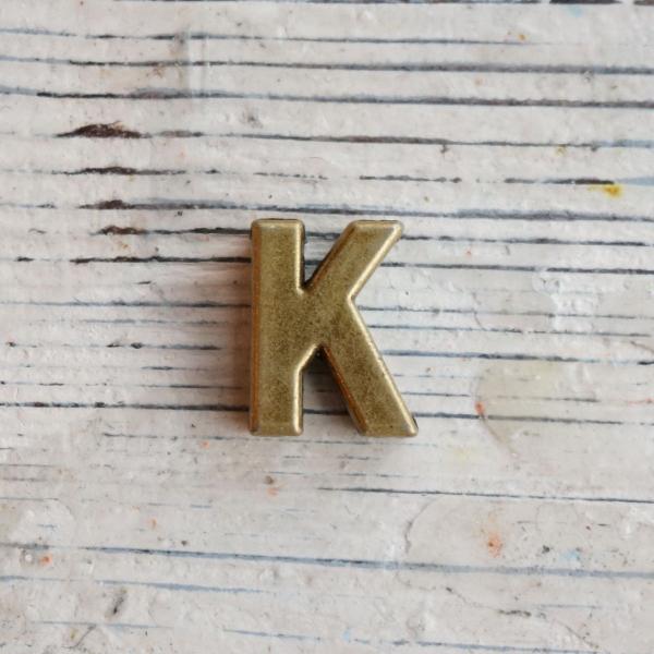 芯糸やリボンが通せるホール付。イニシャル、記念日をお気に入りのキャンドルに簡単に装飾できます。