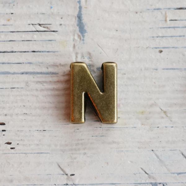 芯糸やリボンが通せるホール付。イニシャル、記念日をお気に入りのキャンドルに簡単に装飾できます。