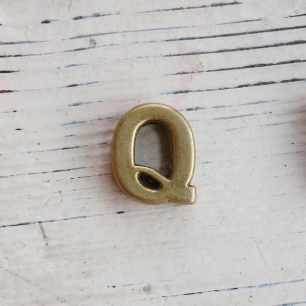 芯糸やリボンが通せるホール付。イニシャル、記念日をお気に入りのキャンドルに簡単に装飾できます。