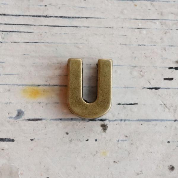 芯糸やリボンが通せるホール付。イニシャル、記念日をお気に入りのキャンドルに簡単に装飾できます。