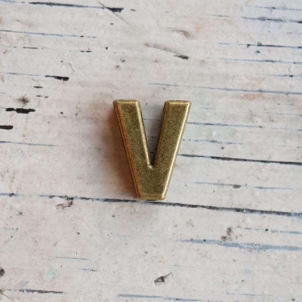 芯糸やリボンが通せるホール付。イニシャル、記念日をお気に入りのキャンドルに簡単に装飾できます。