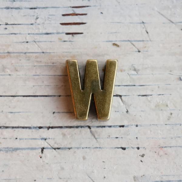 芯糸やリボンが通せるホール付。イニシャル、記念日をお気に入りのキャンドルに簡単に装飾できます。