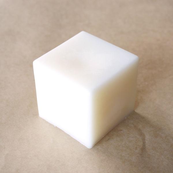 パームワックス、ミツロウ、ソイワックスを特別比率で配合したナチュラル素材のkinariオリジナルブレンドです。べたつきも無く、さらっとした質感で強度が高いのが特徴です。（アロマオイルを１０％以上入れた場合は強度が弱くなります。）配合の手間を...