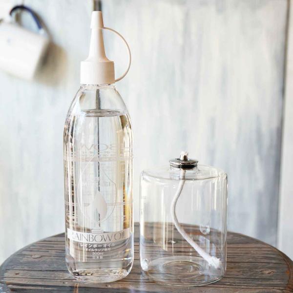 オイルランプ専用ガラス容器です。オイルランプ用の芯、オイルがセットになっています。ボタニカル素材を入れて今話題のハーバリウムランプをお作りいただけます。■サイズ　高さ約9.5cm x 幅約7.2cm■オイル容量　300ml◆燃焼時間　約56...