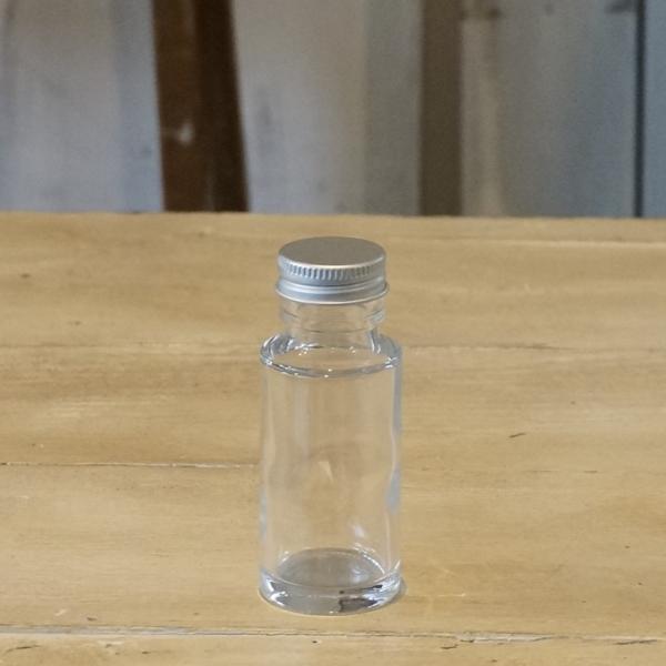 ハーバリウム用にお使いいただくのにぴったりな瓶です。入れても締め易いスクリューキャップでしっかりと密封します。■サイズ　高さ約9.56cm x 幅約3.9cm　口径約3cm■容　量　約50ml(メーカー適正容量)※製造時の関係で瓶内部に歪み...