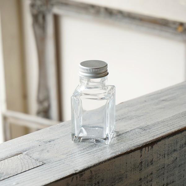 ハーバリウム用にお使いいただくのにぴったりな瓶です。入れても締め易いスクリューキャップでしっかりと密封します。■サイズ　高さ約7.8cm x 幅約4cm 口径約2cm■容　量　約50ml※製造時の関係で瓶内部に歪みがございます。全て歪んでお...