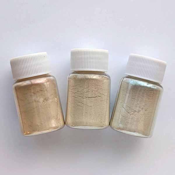 キャンドルに混ぜて使用すると、溶ける際にキラキラの見た目に変化します。キャンドル制作の他にレジンやアロマストーンにもご利用頂けます。■内容量　1個あたり約10グラム前後■カラー　全3色（パールピンク・パールイエロー・パールグリーン） ■海外...