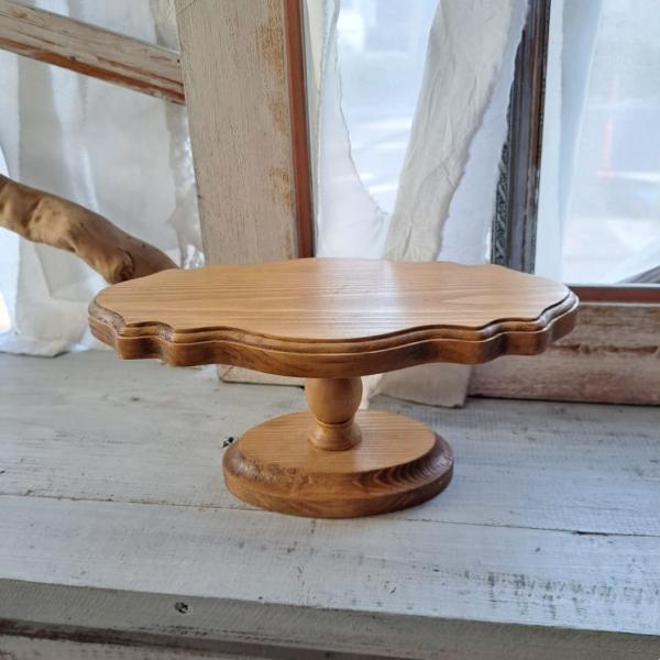 ひとつひとつ手作業で塗装を行った、あたたかみのあるアンティーク調のスタンド。キャンドルをお店のようにディスプレイできます。■サイズ：幅約23cm×奥行12cm×高さ10cm（トレイ部分：幅約22m×奥行11cm）■素材：パイン材 ※キャンド...