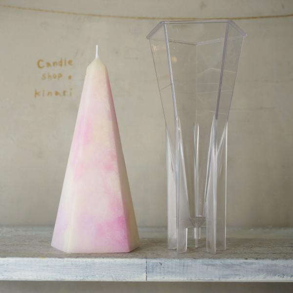 キャンドル製作用、ポリカーボネイト製の型（モールド）です。高さ17.4cm x 幅 7.6cm のペンタゴン型キャンドルが作れます。・ワックスが漏れる場合は、ワックスを注いだ後に、型の底面を水に浸すようにしてください。■サ イ ズ 高さ17...