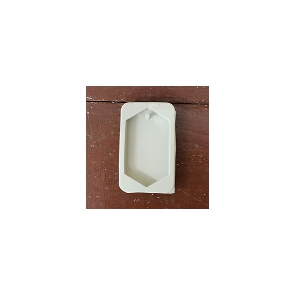 アロマワックスサシェ専用シリコンモールドです。９cm x 5cmの六角形のワックスサシェが作れます。紐を通す穴が空いてるため、製作時の穴あけの手間をはぶきます。またシリコン製なので、型から外しやすく扱いやすいのが特徴です。■サ イ ズ：約横...