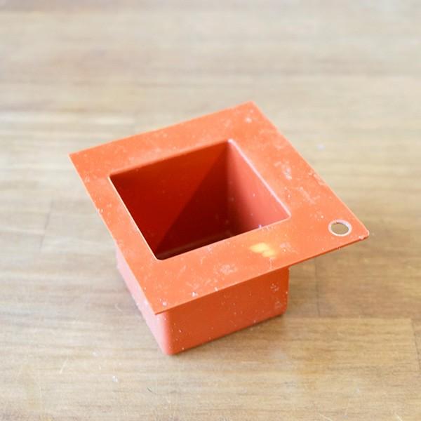 キューブ型のキャンドルが作れるシリコンモールドです。シリコン製なので、型から外しやすく扱いやすいのが特徴です。※当店でシートタイプをカットしてお送りしております。※切り口が真っすぐでない場合がございます。また画像のように穴が空いていないタイ...