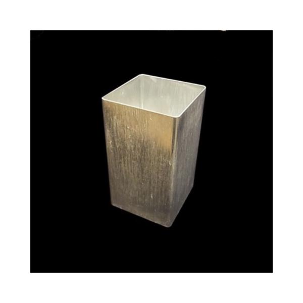 キャンドル製作用に必要なアルミ製の型（モールド）です。高さ14cm x 幅 7.6cm x 奥行き7.6ｃｍのキャンドルが作れます。・ワックスが漏れる場合は、ワックスを注いだ後に、型の底面を水に浸すようにしてください。・キャンドルを抜く際に...