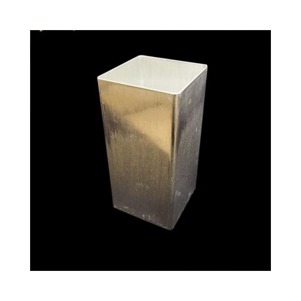 キャンドル製作用に必要なアルミ製の型（モールド）です。高さ16.5cm x 幅 7.6cm x 奥行き7.6ｃｍのキャンドルが作れます。・ワックスが漏れる場合は、ワックスを注いだ後に、型の底面を水に浸すようにしてください。・キャンドルを抜く...