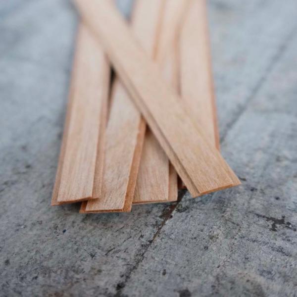 薄くスライスした木板を2枚に重ねたキャンドル芯。ろう引きしていないタイプになります。ご使用前に制作するキャンドルのワックスに数秒芯を浸してからご使用ください。■横幅　約13mm×高さ　約150mm■6本セット　専用座金つき※入荷時期により、...