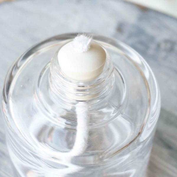 オイルランプ専用口金と芯です。陶器製の口金とグラスファイバーでできたガラス芯（15cm）のセットです。芯はお好みの長さにカットしていただく事が可能です。 ■サイズ　芯　長さ15cm　口金　直径約2cm×高さ2.8cm※口金と芯はご自身でセッ...