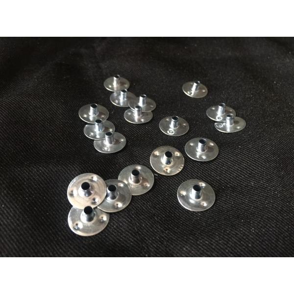 キャンドル芯を固定するための台座です。座金はキャンドル芯を固定するための台座です。真ん中の突起している部分にキャンドル芯を差し込み、 ペンチなどで潰して固定します。■直　径：約1.3cm■高　さ：約4mm■穴直径：約3mm※お得品のためまれ...