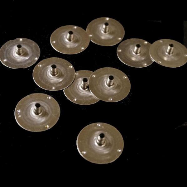 50ｇ入りで約75個のセットです。座金はキャンドル芯を固定するための台座です。真ん中の突起している部分にキャンドル芯を差し込み、 ペンチなどで潰して固定します。■直　径：約2.0cm■高　さ：約6mm■穴直径：約3mm