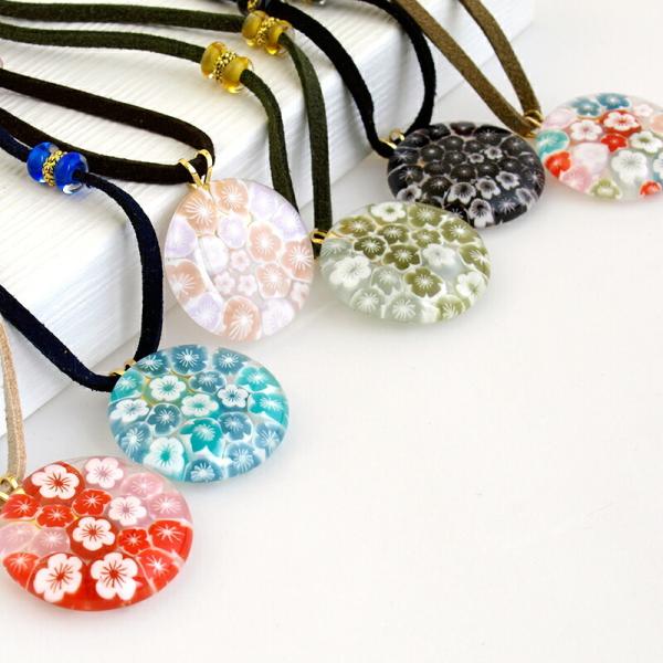 【商品詳細】◆サイズ◆全体の長さ：最長時約L820mmガラスのサイズ：約φ25mm◆素材◆クリア被せ無地丸そろばん6mm、スエードひも、ペンダントトップパーツ（ゴールド）