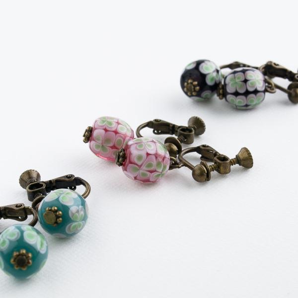 【サイズ/金具下】約H13mm【金具サイズ】イヤリング 約H14mm ×W20mm、 ピアス 約H20mm×W12mm【とんぼ玉サイズ】約φ10mm×H10mm【主な使用パーツ・素材】Panda040（古金）、 ピアスU/イヤリング（古金）