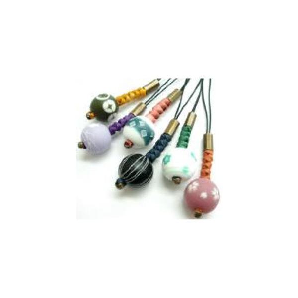 伝統的な和の模様のとんぼ玉、Japan玉を使ったストラップです。とんぼ玉はつや消し仕上げで、しっとりと落ち着いた雰囲気に仕上げました。金具の色とひもの色はおまかせとなります。どんな色が入っているか、お届けまでお楽しみください。