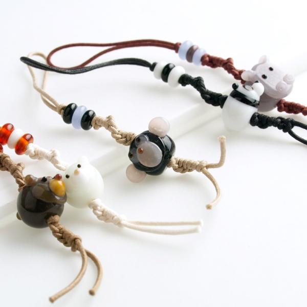 企画からとんぼ玉の制作、アクセサリーの組み立てまで、すべてきなりがらすのオリジナル制作です。【商品詳細】◆サイズ◆全体の長さ：約L100mmとんぼ玉サイズ：カバ：約H10mm×W10mm×D10mm、チンパンジー：約H9mm×W14mm×D...