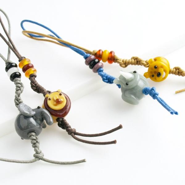 企画からとんぼ玉の制作、アクセサリーの組み立てまで、すべてきなりがらすのオリジナル制作です。【商品詳細】◆サイズ◆全体の長さ：約L100mmとんぼ玉サイズ：サイ：約H10mm×W11mm×D15mmゾウ：約H10mm×W14mm×D15mm...