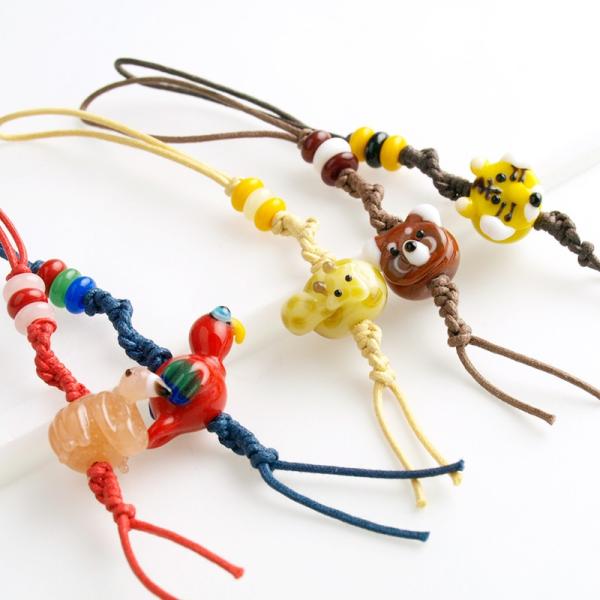 企画からとんぼ玉の制作、アクセサリーの組み立てまで、すべてきなりがらすのオリジナル制作です。【商品詳細】◆サイズ◆全体の長さ：約L100mmとんぼ玉サイズ：インコ：約H10mm×W12mm×D20mm、キリン：約H10mm×W13mm×D1...