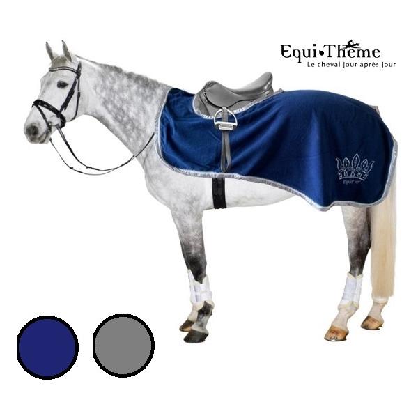 寒い時期の運動用、腰を保温するエクササイズシート。保温性が高く、運動前や沈静運動時に馬体を冷やさないようにします。鞍部分がカット、前胸部ダブルマジックテープ止め。装鞍したまま着脱が簡単にできます。テール部分はストラップ付です。フリースのとて...