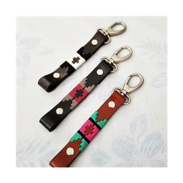 馬具にも使われる高品質レザーを使用し、丈夫でカラフルなキャンバス糸を一針一針職人さんが手作業で丁寧に巻き付けて仕上げるハンドクラフト製品。 使えば使うほど光沢、深みが増します。 このデザインはポロ競技でよく使用されているデザインです。シンプ...