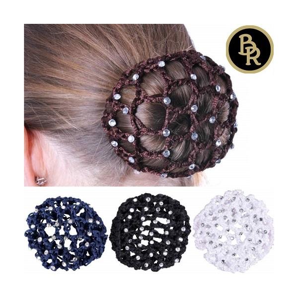 女性の競技会出場には欠かせないヘアネット。競技会などの正装の時、髪をまとめてシニョンの上からそのまま被せるだけのシンプルスタイル。馬場、障害のどちらにもご使用可能です。スワロフスキーのクリスタルが散りばめられた上品でエレガントなネットです。...