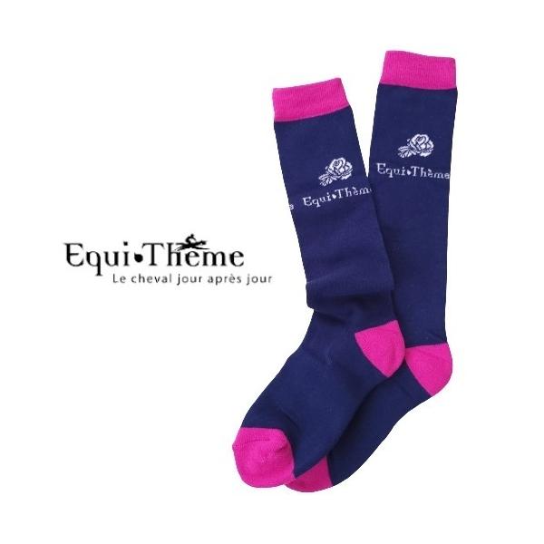 ロゴ文字とバラ柄が両サイドに入ったEQUI-THMEのライディングソックスです。足底厚手タイプ◇ブランド  EQUI-THME（エクイテーマ エクイテーム）◇サイズ  35−39（22.5−24.5相当）◇カラー  ネイビー 馬馬柄馬術馬場...