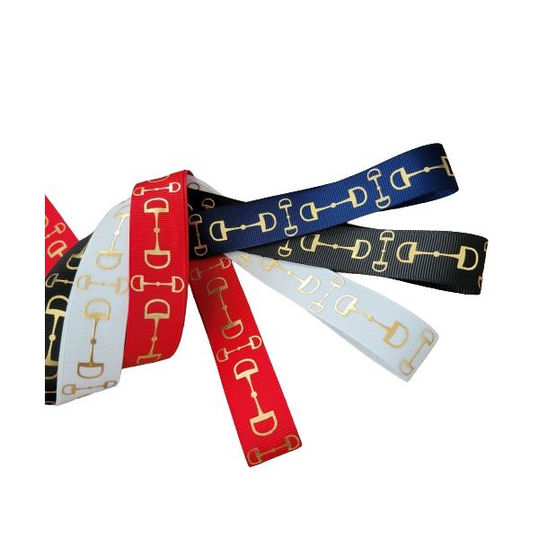 ゴールドのハミデザインが箔押しされているグログランリボンです。3メートルのお値段です。ハンドメイドや馬好きのお友達へのプレゼント用にも◎いろいろな用途にご利用可能です。◇カラー 　ブラック、レッド、ホワイト、ネイビーの4色からお選びいただけ...