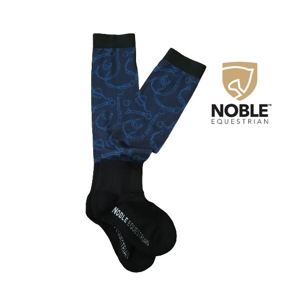 手綱や銜、鐙などをモチーフにプリントされている NobleEquestrian ノーブルエクエストリアンの乗馬ソックスです。ふくらはぎ（プリント）部分は薄手タイプでぴったりフィットし、足底は厚手で衝撃を吸収するようにしっかりとした作りになっ...