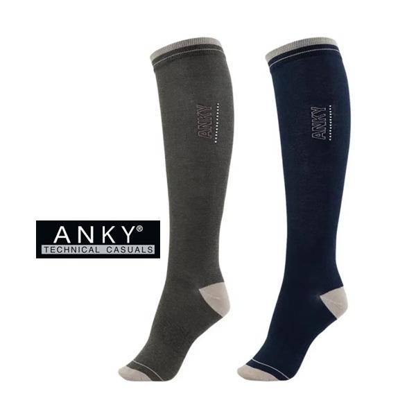 ポリエステルとコットンで作られたANKYの快適で伸縮性のあるライディングソックス。通気性と水分調節を兼ね備えており、さらにサポート力のある着用感です。サイドにガンメタルラインスタッズをあしらった縦長のANKYロゴでスタイリッシュに装飾されて...