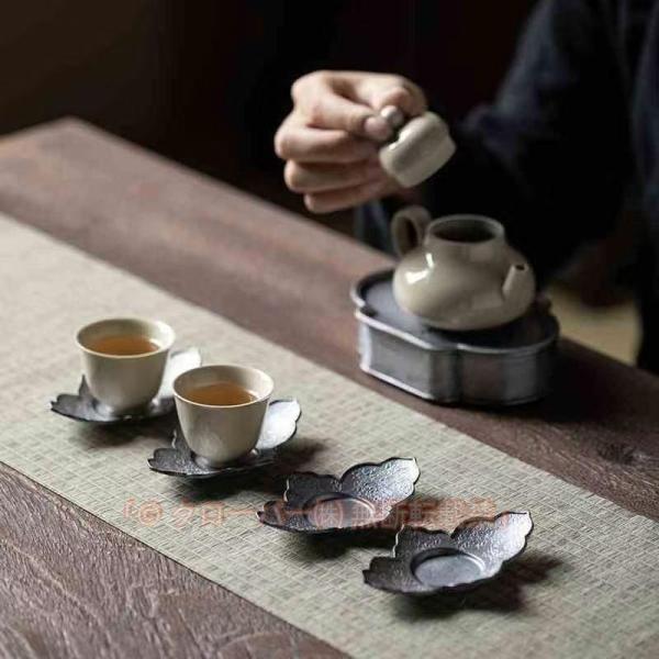 サイズ：縦 約6.5cm / 横 約10.2cm / 内径 約3.5cmどんな茶杯にも合う錫製の茶托です菱型に花をかたどった美しいデザインです。