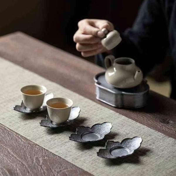 サイズ：縦 約6.5cm / 横 約10.2cm / 内径 約3.5cmどんな茶杯にも合う錫製の茶托です菱型に花をかたどった美しいデザインです。