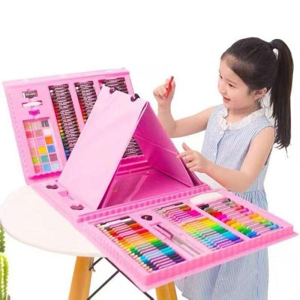 商品名：お絵かきセット 208ピース折りたたみでコンパクトになるので持ち運びにも便利持ち手がついているので、お出かけ時の持ち運びにも便利です。ケース内で見やすく収納されているので、お片付けも簡単ケース収納サイズ(約)：41×32×6 cm対...