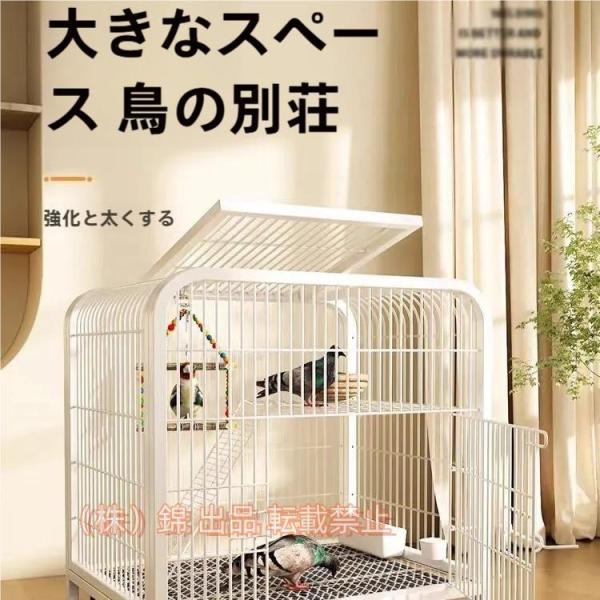 衝撃に強い金網素材で作られており、耐久性があり長持ちします。鳥かごは、広々とした空間で鳥が快適に過ごせる大型バードゲージです。ルームエリアを分けられるため、複数の鳥を飼っている方に最適なインコケージです。鳥かごの下に設置されたローラーにより...