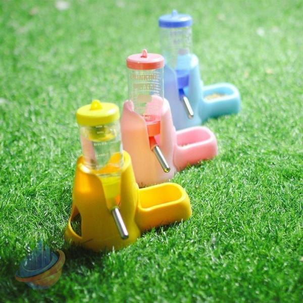 ハムスターやリス、ハリネズミなどの小動物の餌やり?水やりに。給水器付きの小動物用食器です。また、青?ピンク?黄色がございます。【サイズについて】画像をご参照ください。【素材について】ポリプロピレン(PP)、PET【カラーについて】生産ロット...