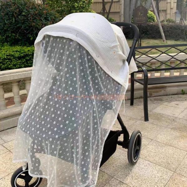 ■かわいいベビーカーケープベビーカーの日除け、虫よけになるかわいいケープ。上2か所のひもが付いていて、ベビーカーに結び付けて使用します。※固定はひも2か所のため、ケープが風に煽られるなどして完全に日除け・虫よけの機能になるものではありません...