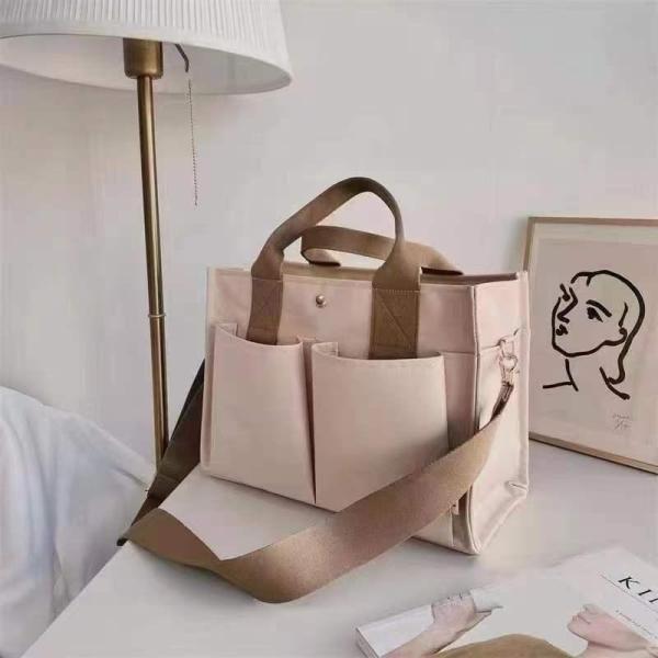 カラー：ベージュ付属品：ベビーカー取り付けベルトショールダーベルトサイズ：横35cm×縦26.5cm×幅16cm素材：ナイロン（防水加工）商品特徴：肩紐をつけてショルダータイプに。肩紐を外してハンドバックとして。付属のベルトでベビーカーに取...